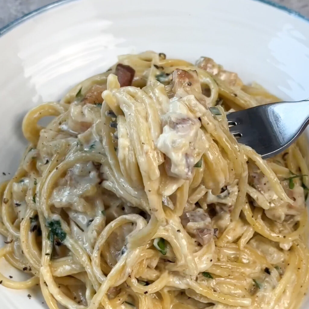Easy Creamy Carbonara Recipe - Maja's Recipes