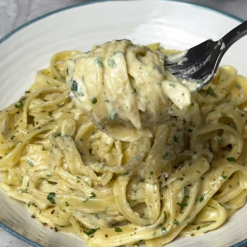 Easy Creamy Fettuccine Alfredo Pasta Recipe - Maja's Recipes