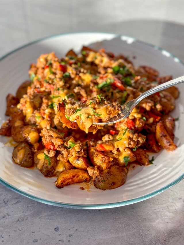 Chili Cheese Loaded Potatoes - SO CHEESY!!! - Maja's Recipes