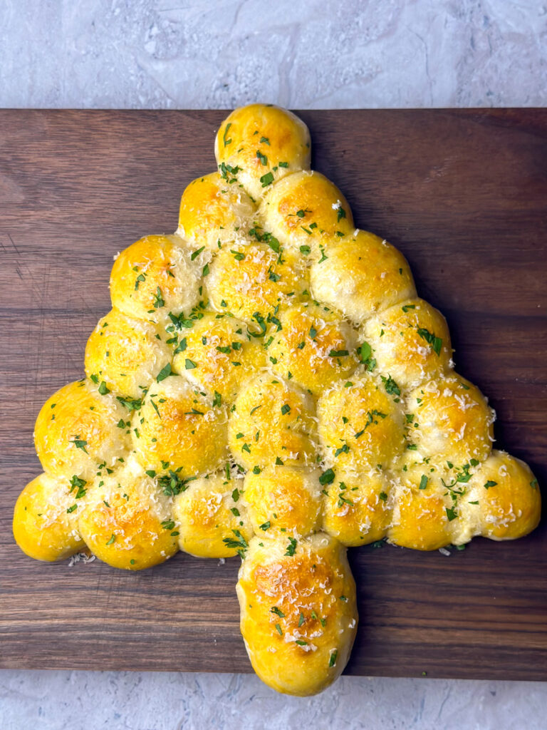 Cheesy christmas tree pull apart bread (Easy Recipe) - Maja's Recipes