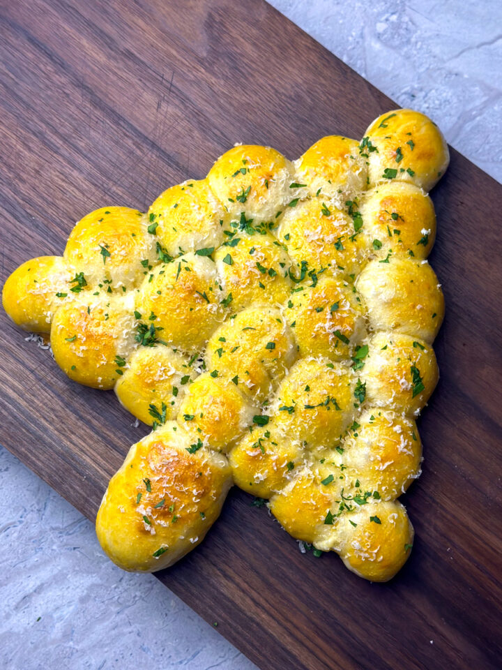Cheesy christmas tree pull apart bread (Easy Recipe) - Maja's Recipes