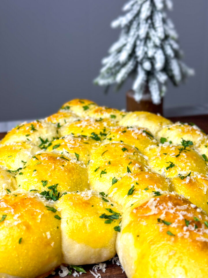 Cheesy christmas tree pull apart bread (Easy Recipe) - Maja's Recipes