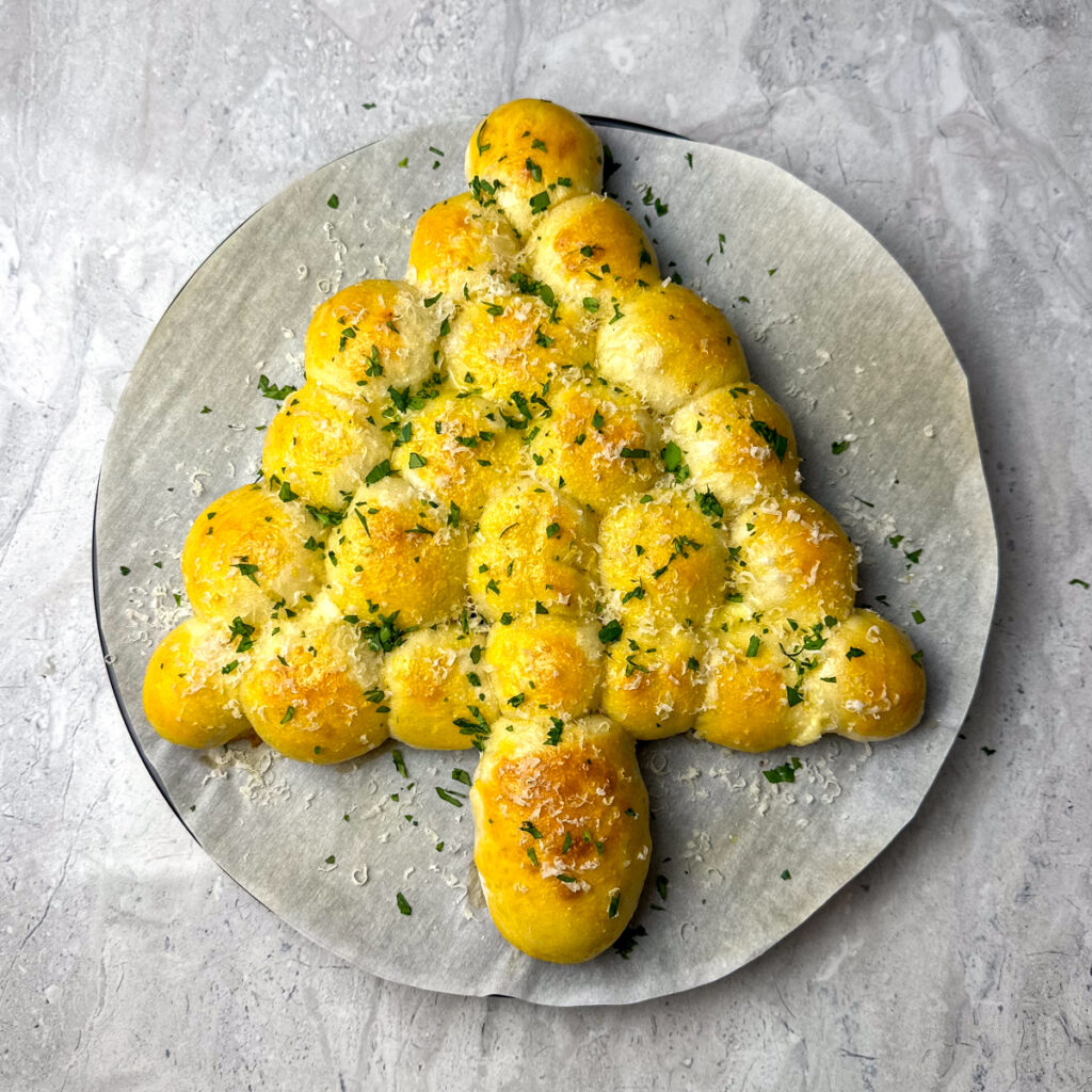 Cheesy christmas tree pull apart bread (Easy Recipe) - Maja's Recipes