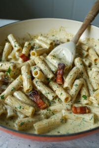 Easy Bacon and Creamy Pasta recipe (with cream) - Maja's Recipes