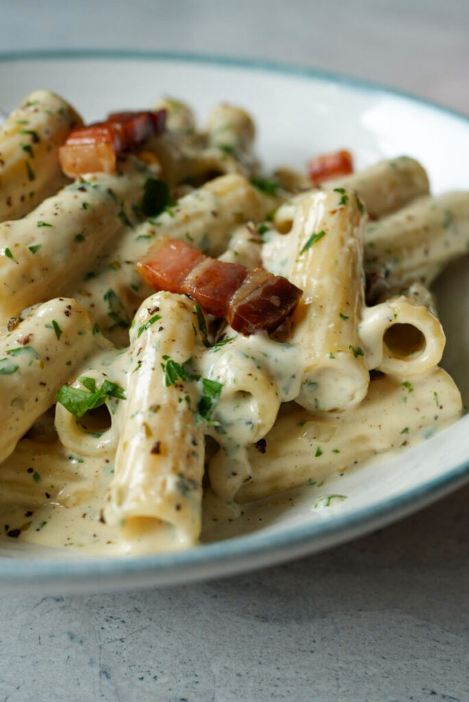 Easy Bacon and Creamy Pasta recipe (with cream) - Maja's Recipes