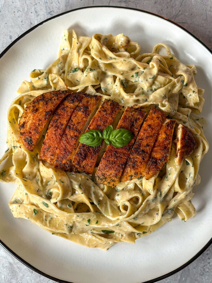 Easy Roasted Red Pepper Pasta Recipe (with Creamy Burrata) - Maja's Recipes