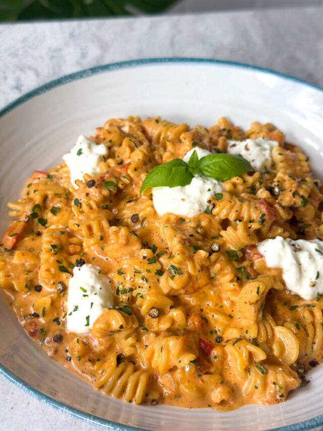 Easy Roasted Red Pepper Pasta Recipe (with Creamy Burrata) - Maja's Recipes